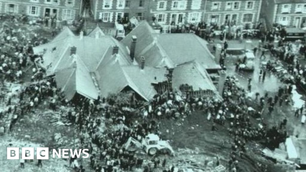 Aberfan disaster: 50th anniversary marked with silence - BBC News