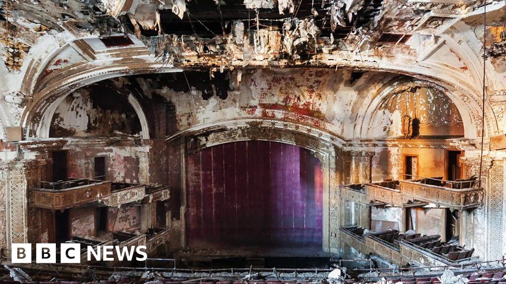 A photographer captures glamorous, decaying movie theatres - BBC News
