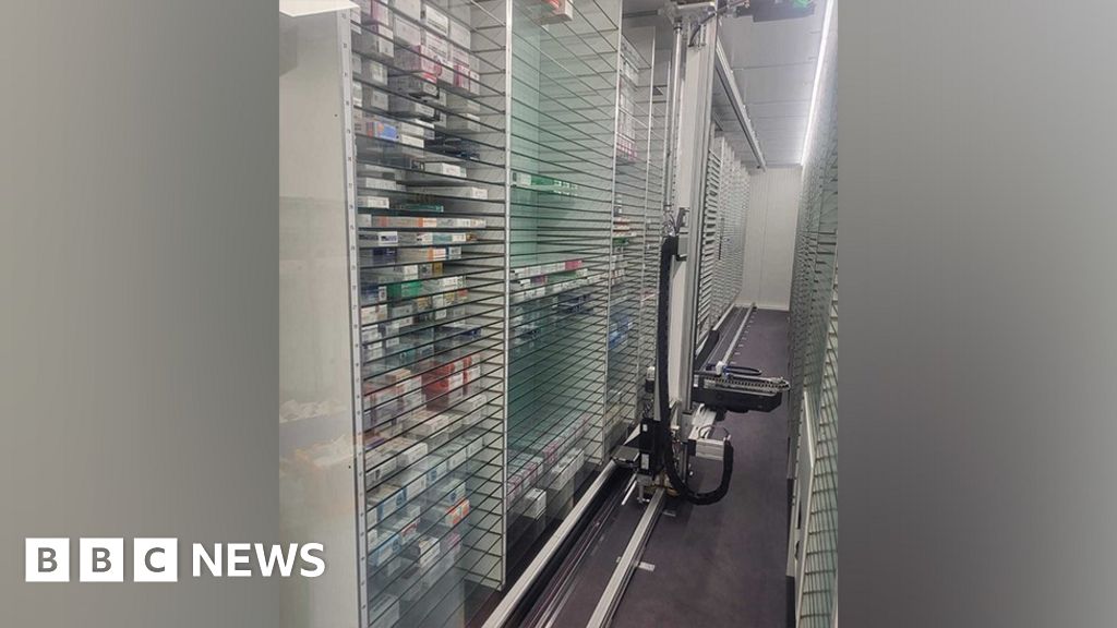 Lancashire: pharmacy robots speed up prescription picking - BBC News