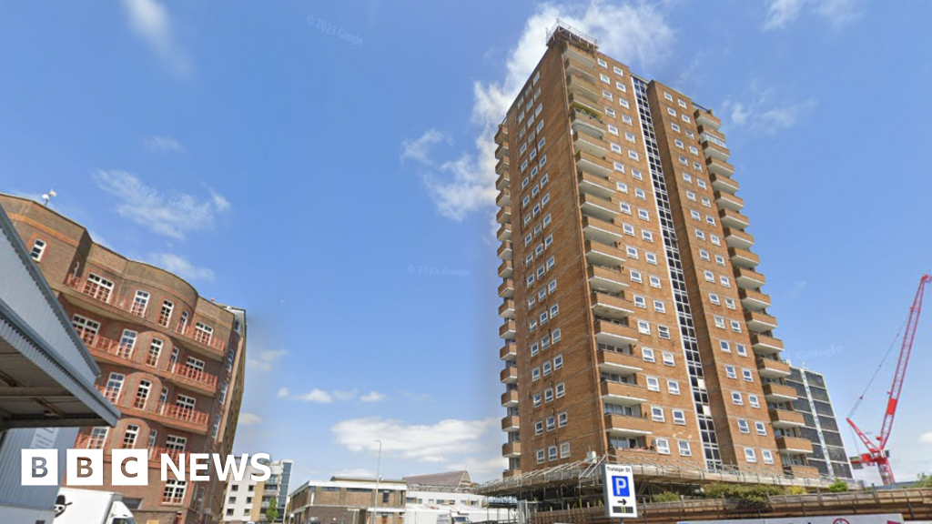 Tenants call on Brighton council to tackle anti-social behaviour - BBC News