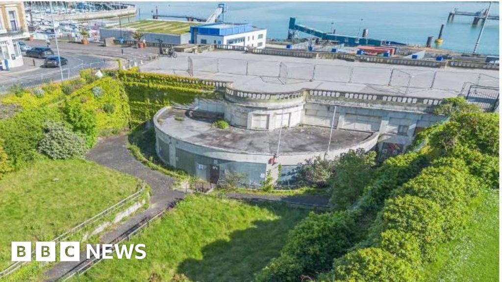 Ramsgate: Derelict West Cliff Hall to be auctioned - BBC News