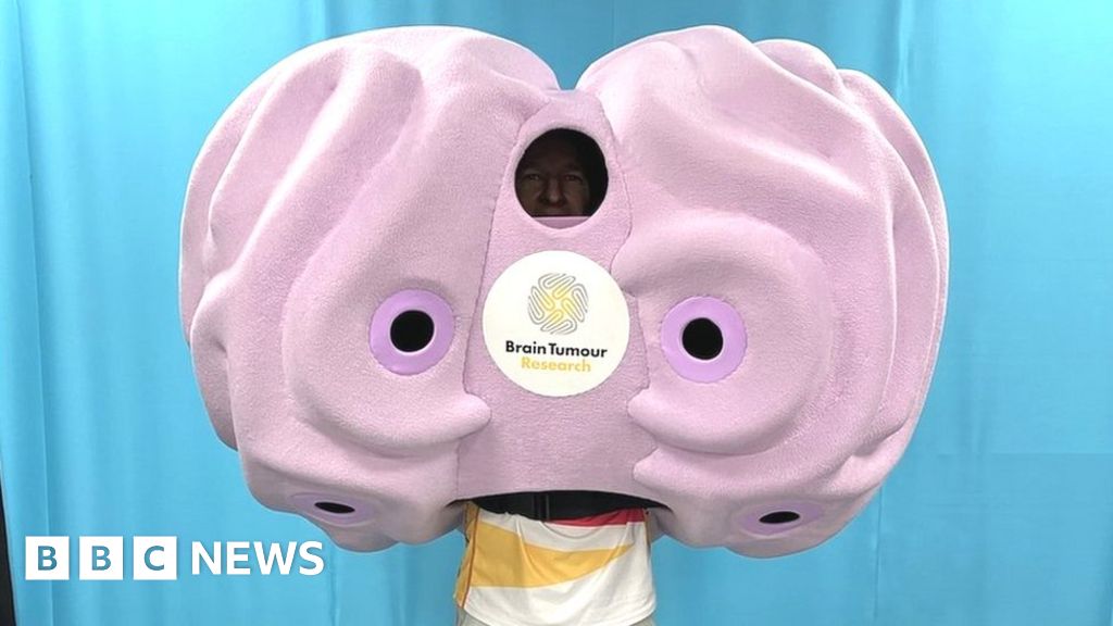 London Marathon: Islington man to run dressed as giant brain - BBC News