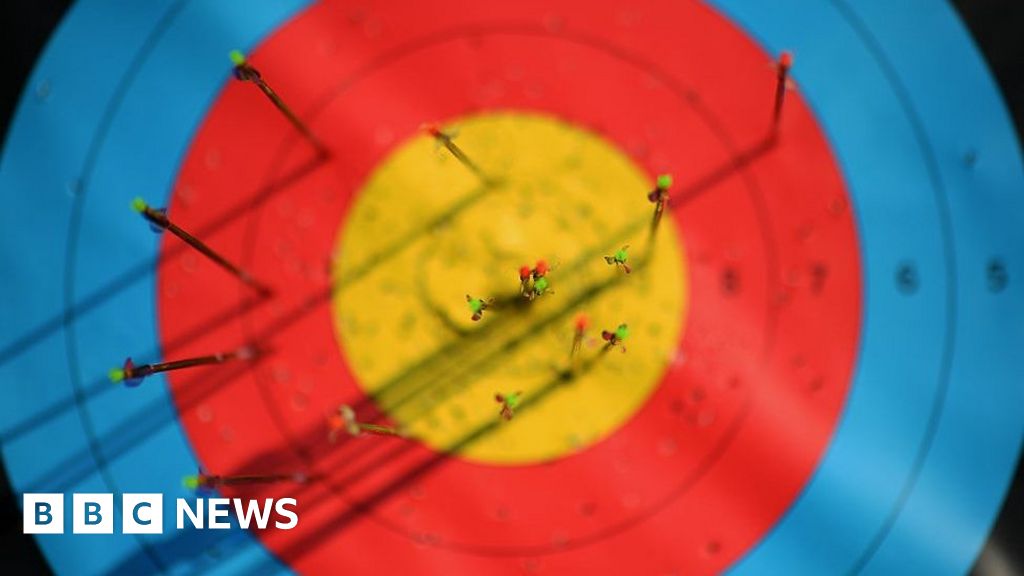 Police arrest Australian burglar shot with bow and arrow - BBC News