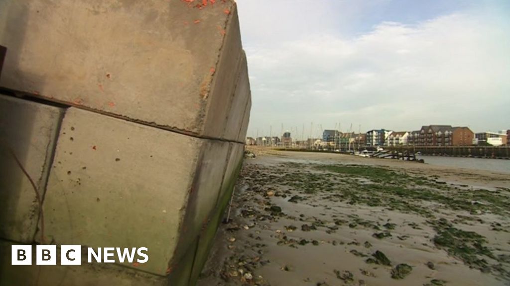 Littlehampton flood defence 'has put homes at risk' - BBC News