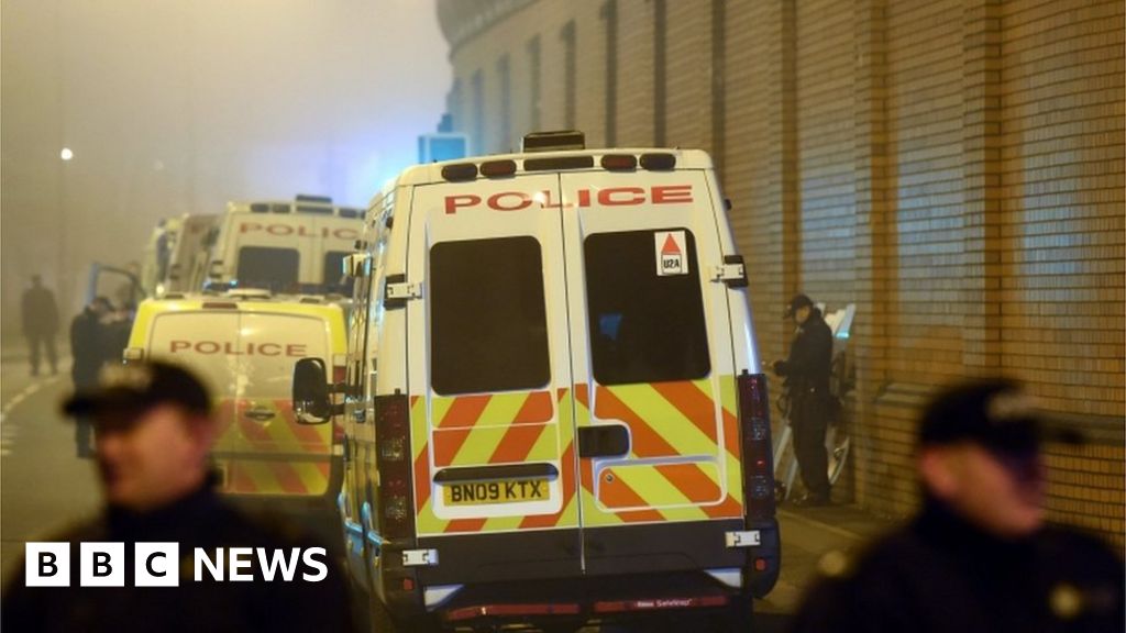 HMP Birmingham riot: 'Stolen keys used to free inmates' - BBC News