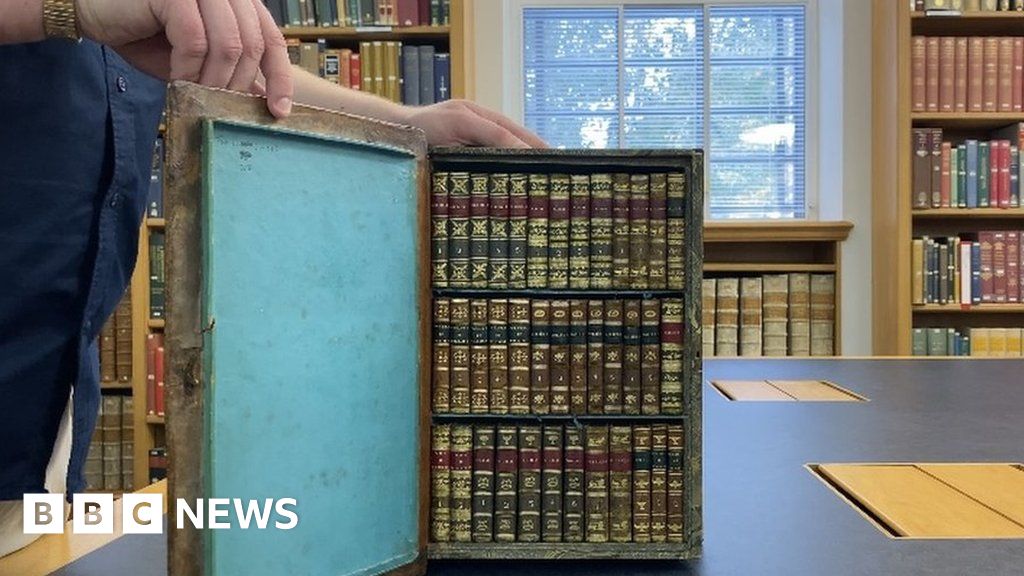 Cambridge University buys 19th Century 'travelling library' - BBC News
