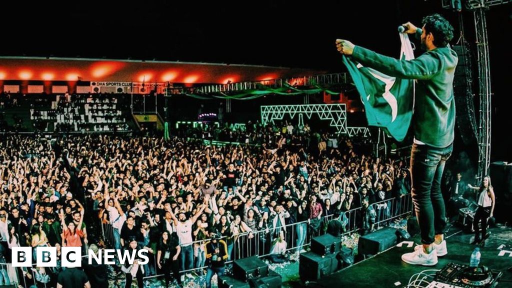 Solis: Pakistan music festival halted as hundreds storm venue
