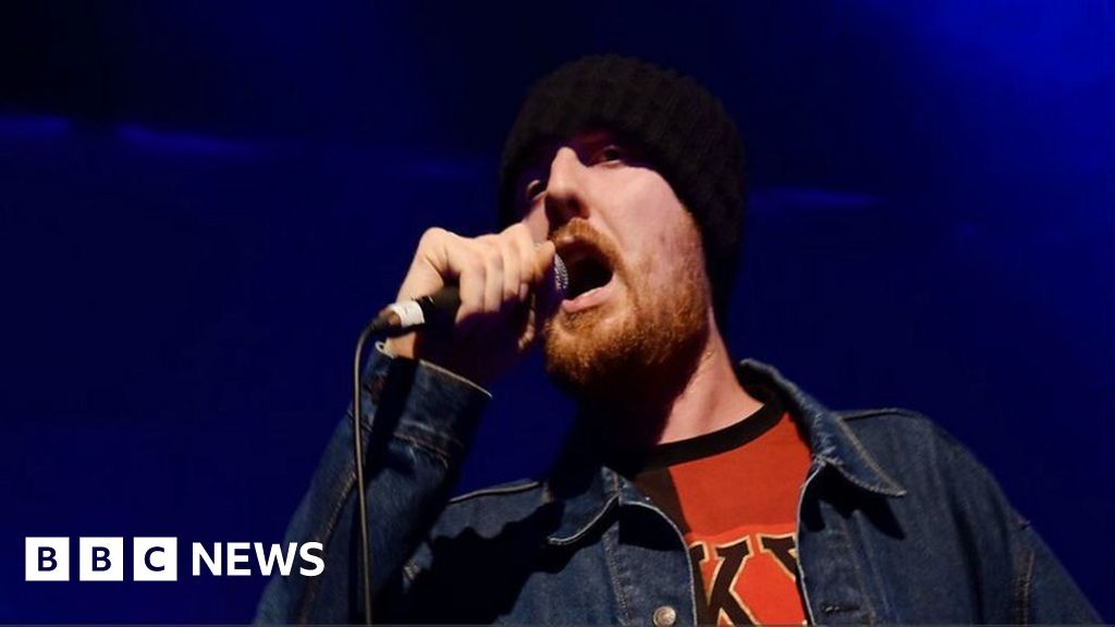 Hip-hop artist previews first Gaelic album - BBC News