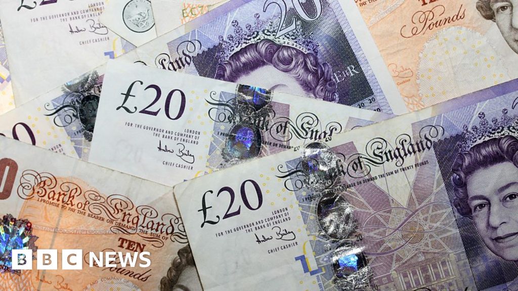 Police warning over fake bank notes - BBC News
