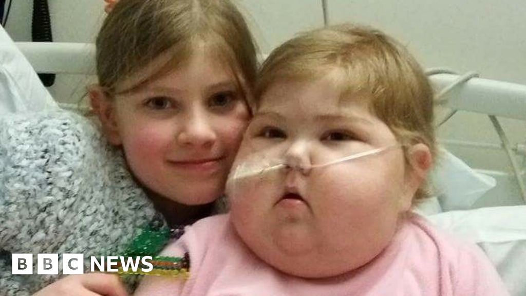 The postcards helping a little girl recover from cancer - BBC News