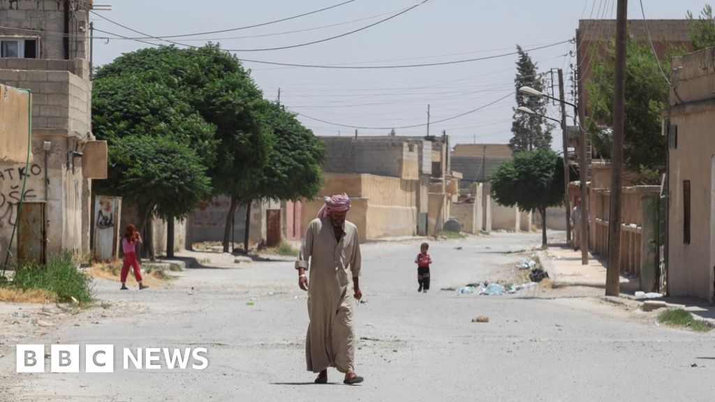 Islamic State 'attacks Syrian town of Tal Abyad' - BBC News