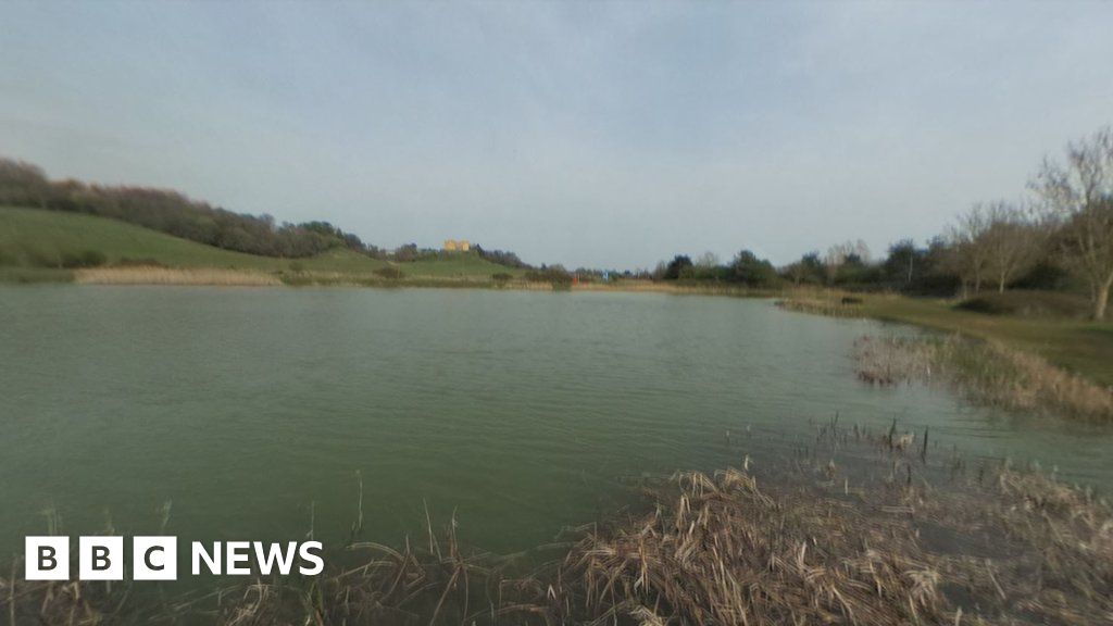 Stoke Park pond restoration to boost wildlife habitats - BBC News
