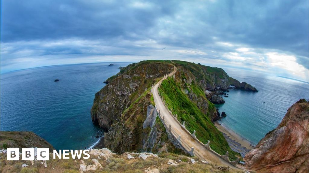 Companies shortlisted to install Sark electrical grid - BBC News