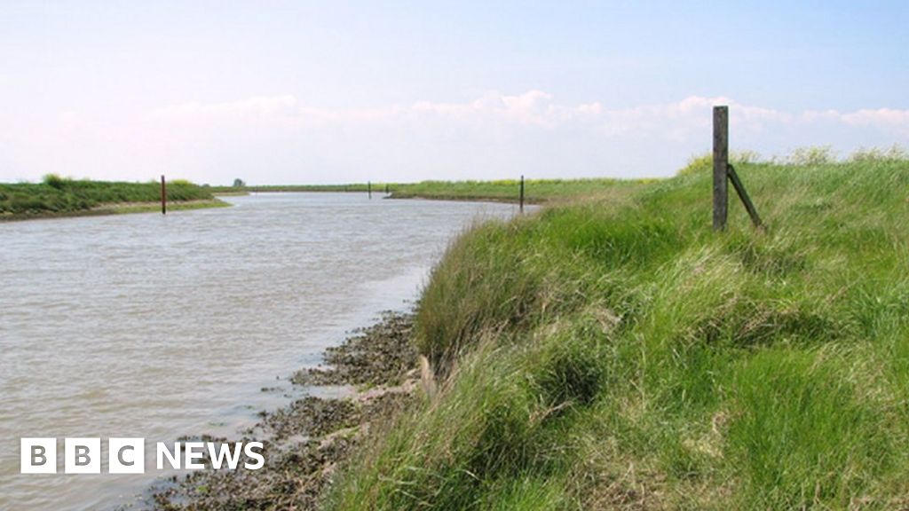 Man seriously hurt in boat on River Bure dies - BBC News
