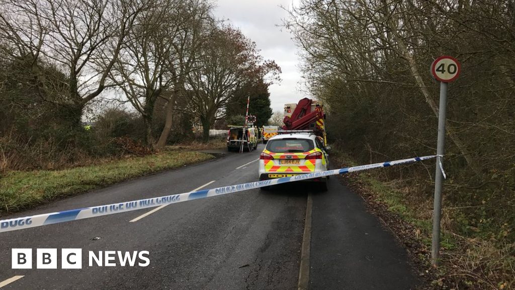 Man dies as car hit by train at level crossing near Lidlington - BBC News