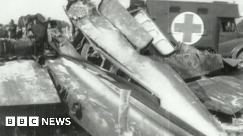 Anniversary of Little Baldon RAF crash marked - BBC News