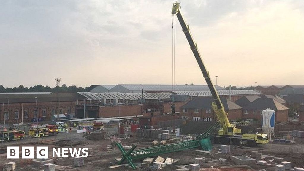 Crewe crane collapse: Killed men identified - BBC News