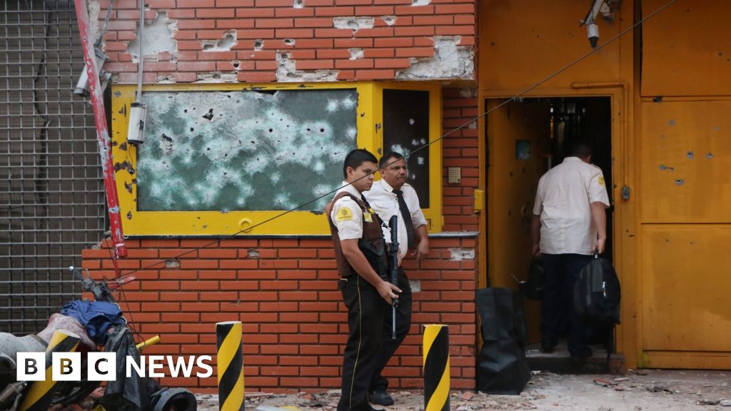 Gunfight as robbers target secure vault in Paraguay - BBC News