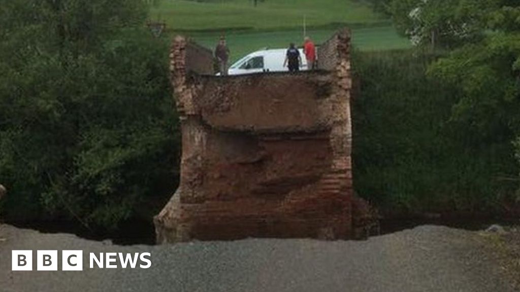 Lorry drivers blamed for Tenbury Wells bridge collapse - BBC News