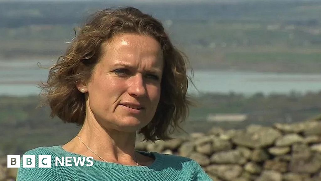 Ministry of Justice: Apology as victim's details sent to stalker - BBC News