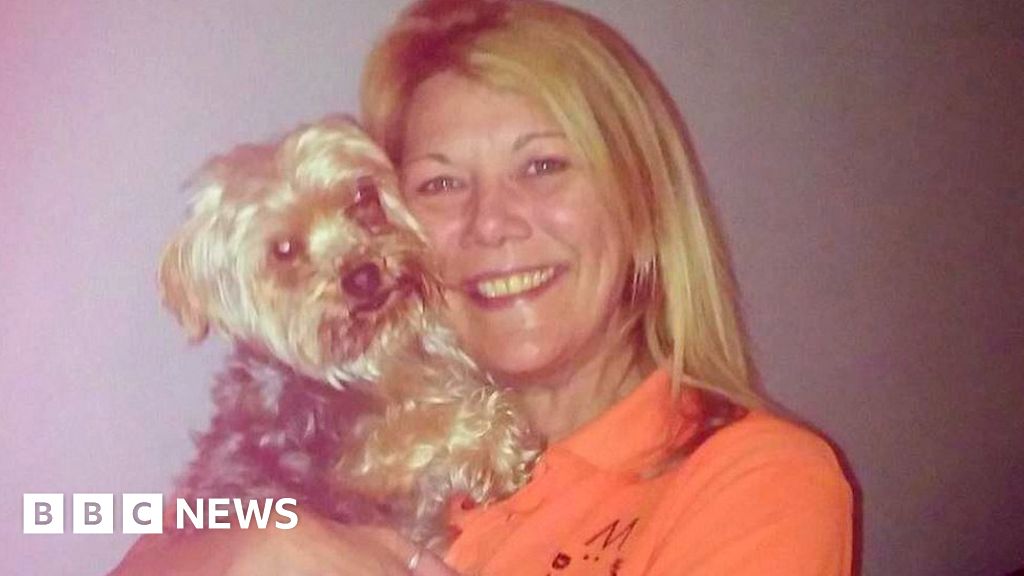 Former stray dog Ted stars in La Boheme in Manchester - BBC News