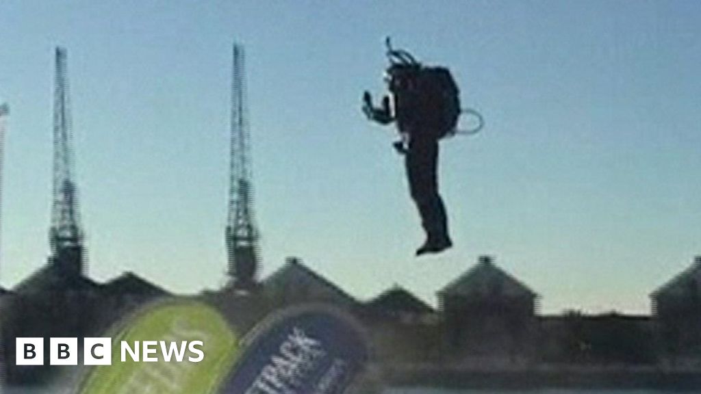 Jetpack pilot in flight across Royal Docks - BBC News