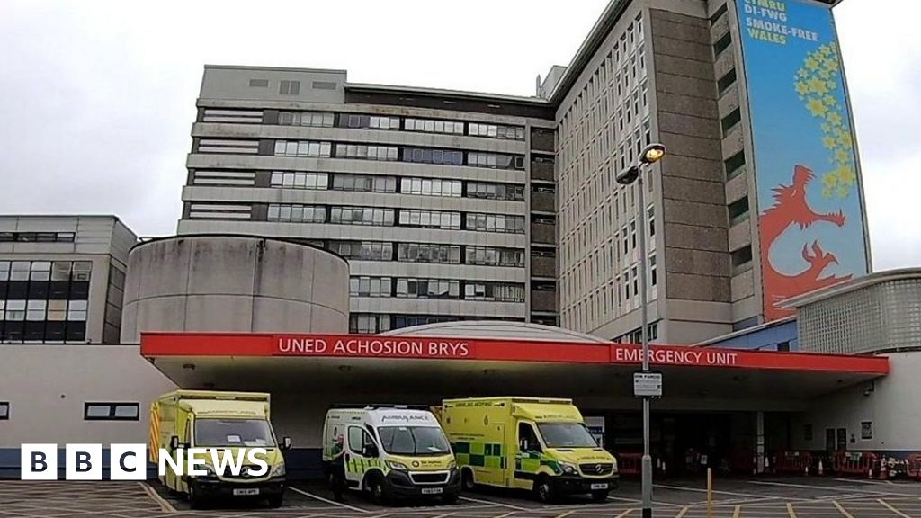 Covid: 'Rapid fall' in Cardiff violent injuries in lockdown - BBC News