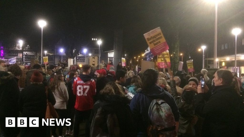 Anti-Trump protests staged across Wales - BBC News