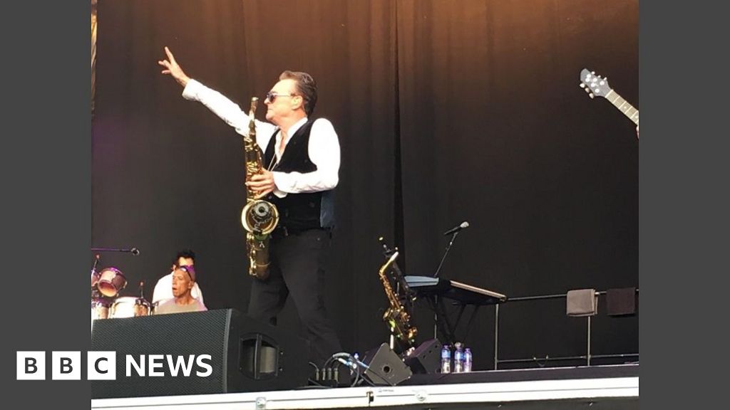 UB40's Brian Travers diagnosed with brain tumour - BBC News