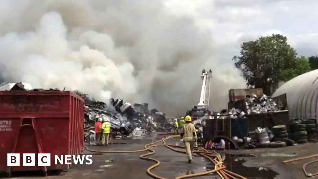 Scrap fire's smoke can be seen for miles - BBC News