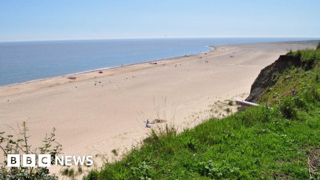 Kessingland beach: Body of man found - BBC News