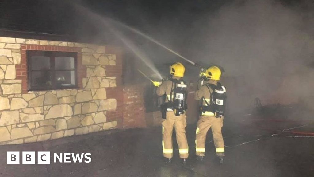 Two bungalows damaged in fire on Isle of Wight - BBC News