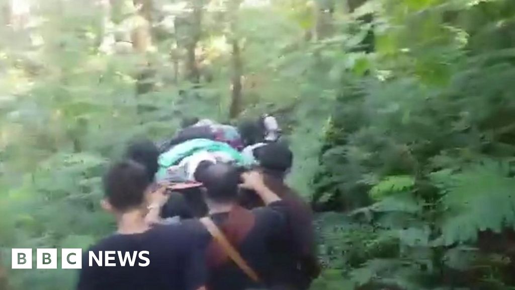 Firefighter leads Bali volcano rescue - BBC News