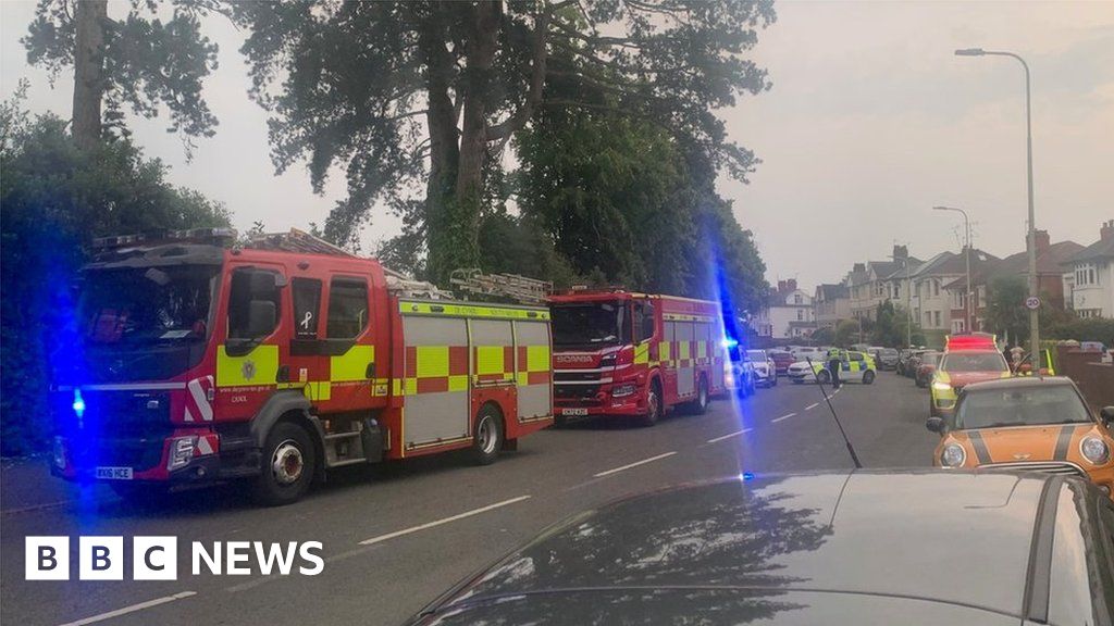 Cardiff: Emergency services at Roath Park Lake incident - BBC News