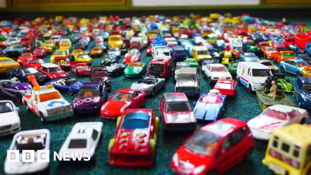 Installation of 25,000 toy cars in bid to reduce school run - BBC News