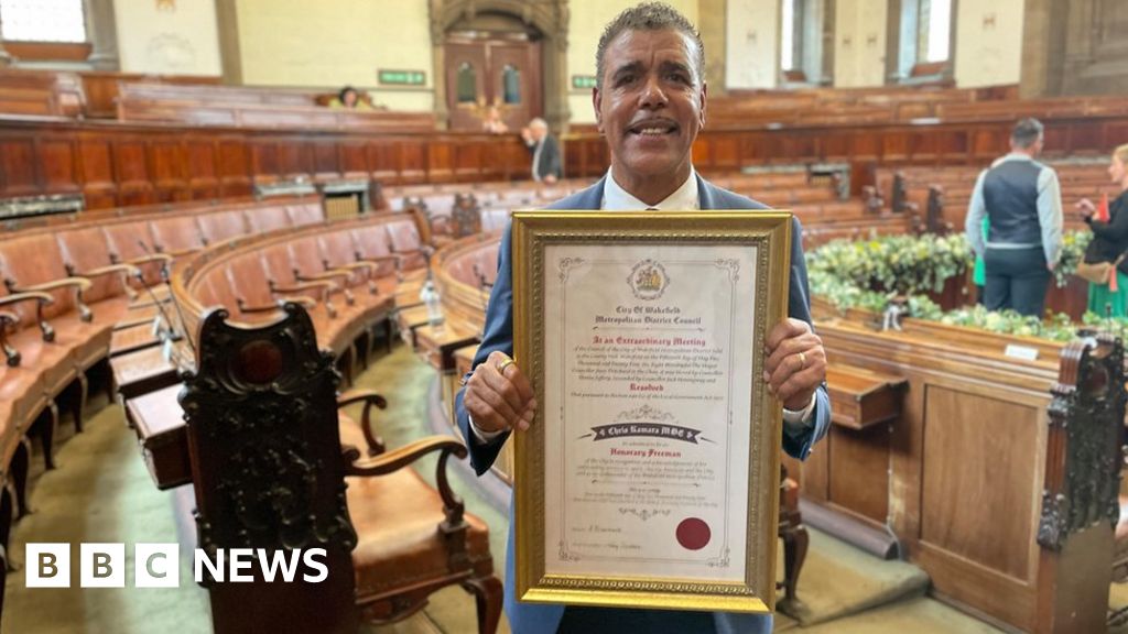 Chris Kamara: Former footballer awarded freedom of Wakefield - BBC News