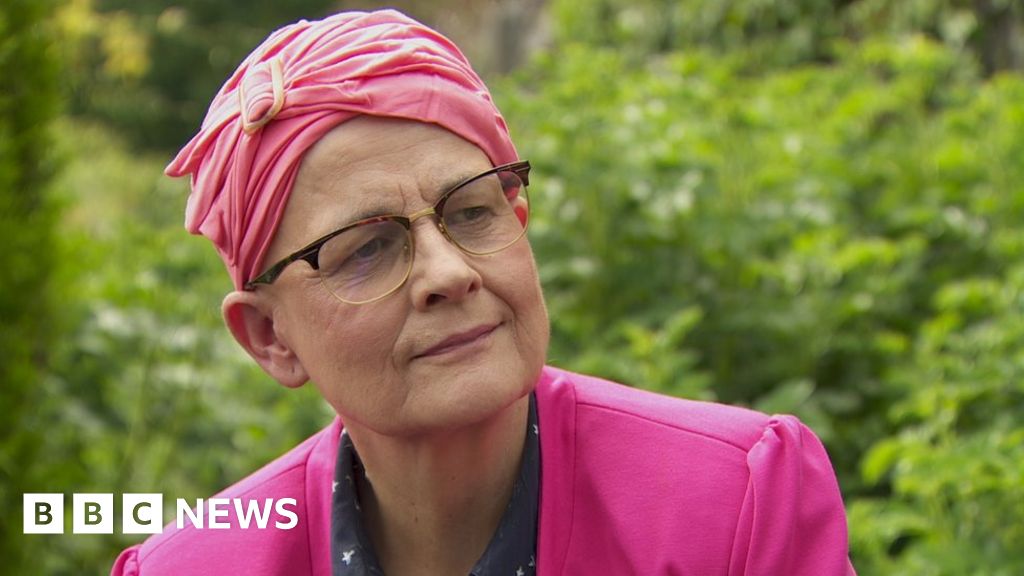 Margaret Ritchie reveals she has breast cancer - BBC News