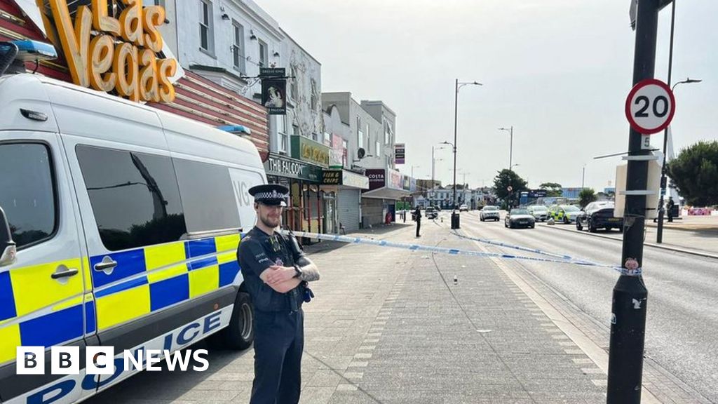 Stop and search arrests after disorder in Southend - BBC News