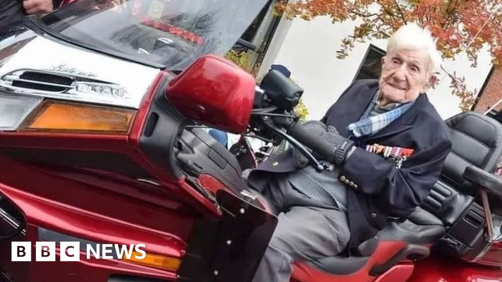 Donald Rose: Spitfire flypast for UK's oldest WW2 veteran - BBC News