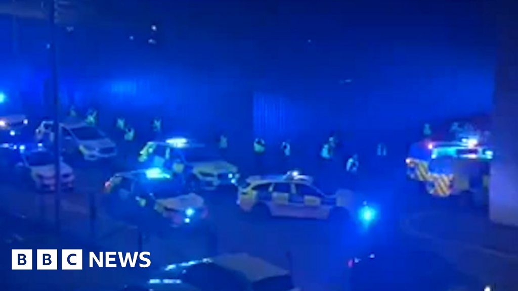 Watch: Large police response to Glasgow disorder - BBC News