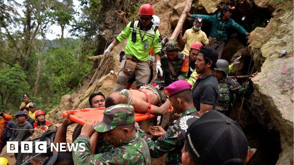 Sulawesi: Heavy machinery joins Indonesia mine rescue - BBC News