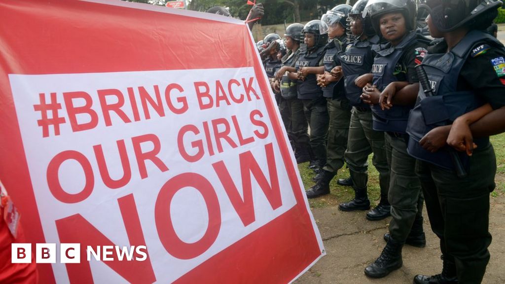 Chibok girls: Kidnapped schoolgirl rescued in Nigeria - BBC News