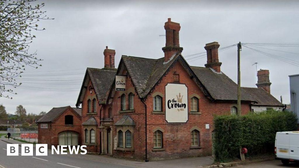 Empty Worcestershire pub to reopen alongside new homes and shops - BBC News
