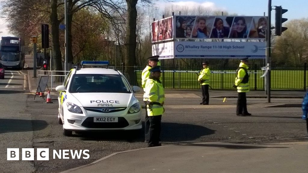 Two dead in high speed car crash in Manchester - BBC News