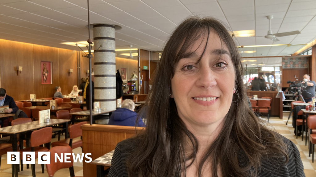 Spring Statement: Cafe owner begs chancellor to rethink NI hike - BBC News