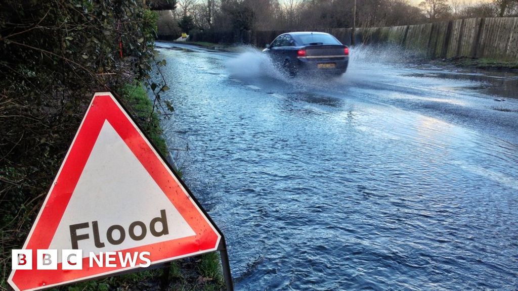 Driving through flood water 'risks lives' - BBC News