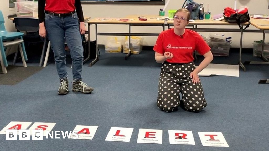 Knife crime: Teens shown 'unbelievably vital' stab first aid - BBC News