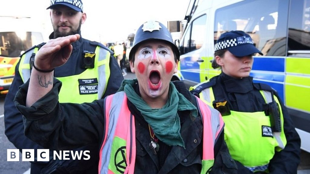 Eighty-two arrested as activists block London bridges - BBC News