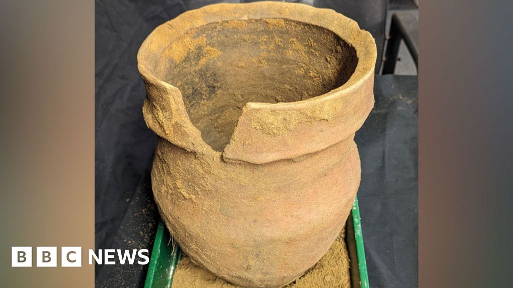 Intact Bronze Age pot found during excavation near Ely - BBC News
