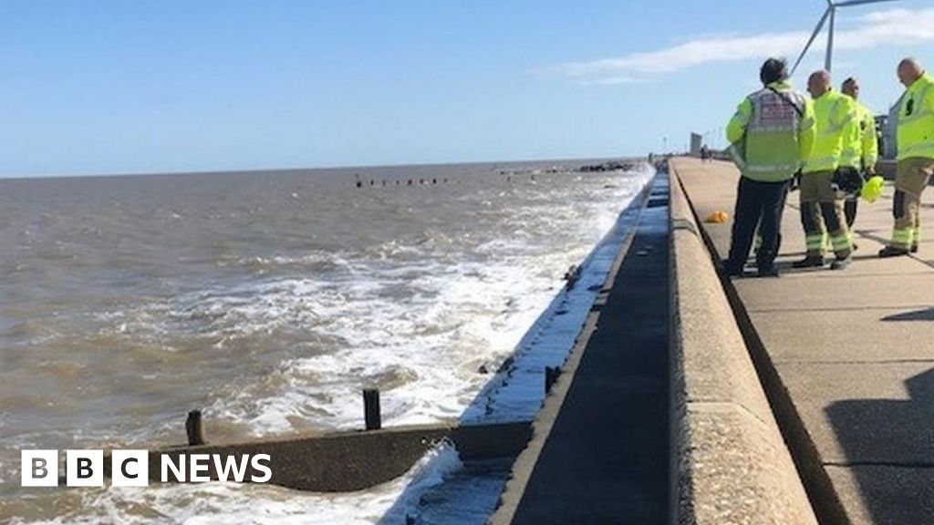 Lowestoft sea wall fall cyclist rescued by friend - BBC News